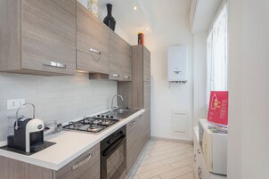 Apartamento, 2 quartos, vista para o jardim | Cozinha privada | Geladeira, micro-ondas, fogão, cooktop