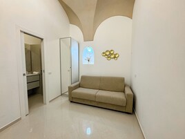 Apartamento superior, sacada | Área de estar | TV de tela plana