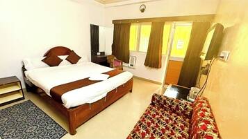 Roupas de cama premium, escrivaninha, espaço de trabalho para notebook