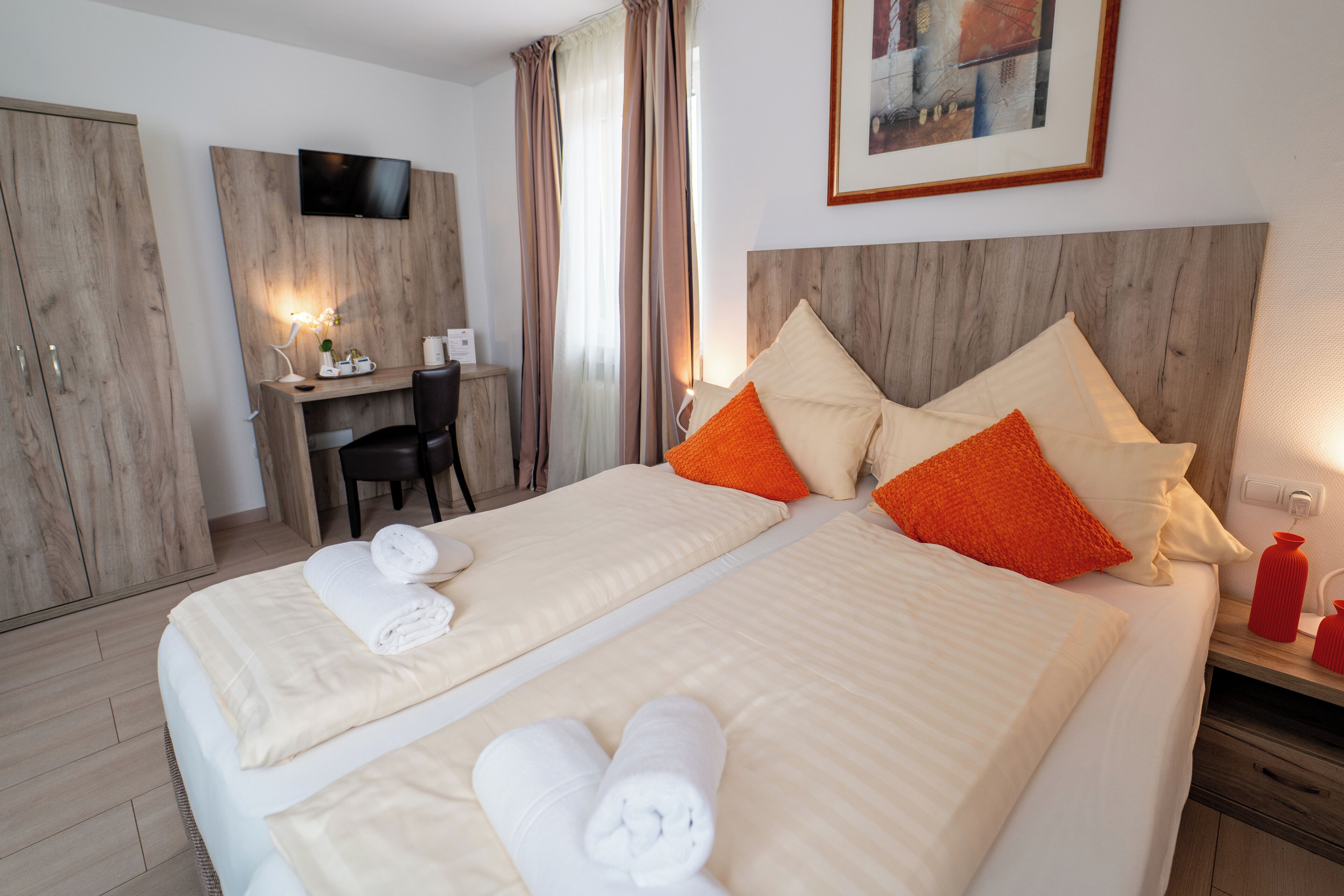 Quarto casal ou duplo clássico | Escrivaninha, espaço de trabalho para notebook, cortinas blackout