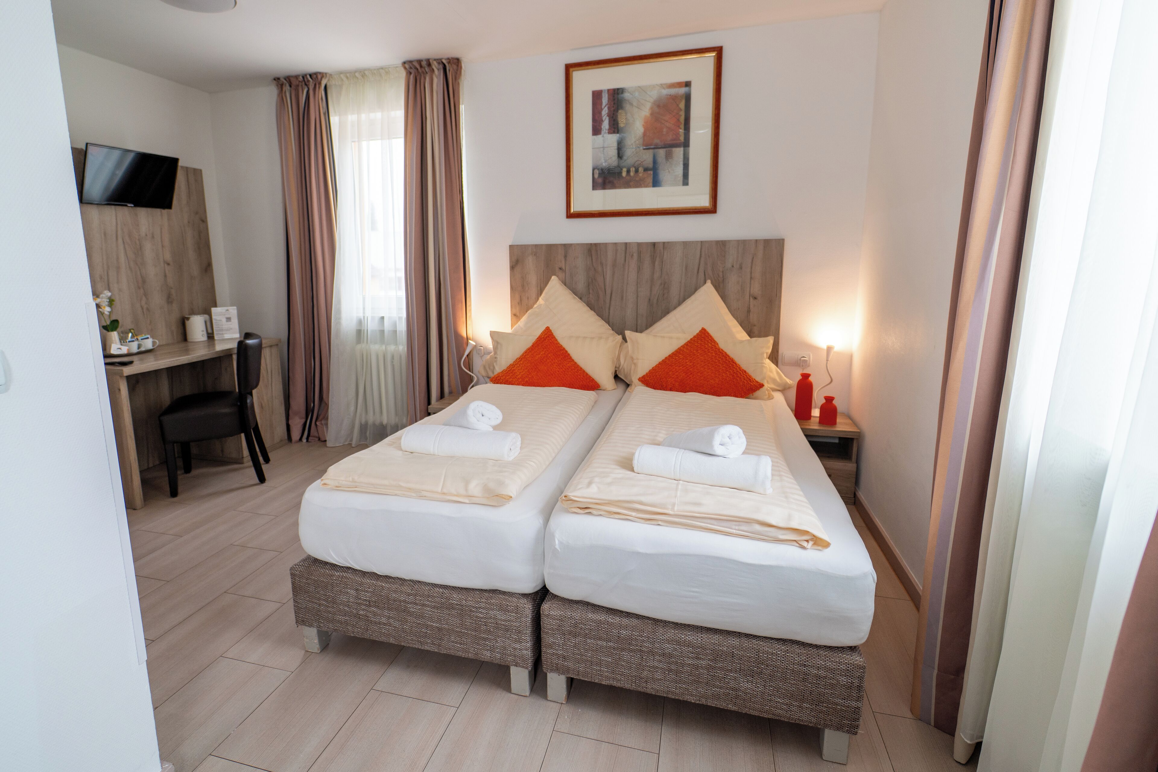 Quarto casal ou duplo clássico | Escrivaninha, espaço de trabalho para notebook, cortinas blackout