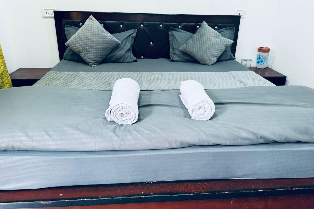Quarto Duplo | Camas desdobráveis, roupa de cama fornecida