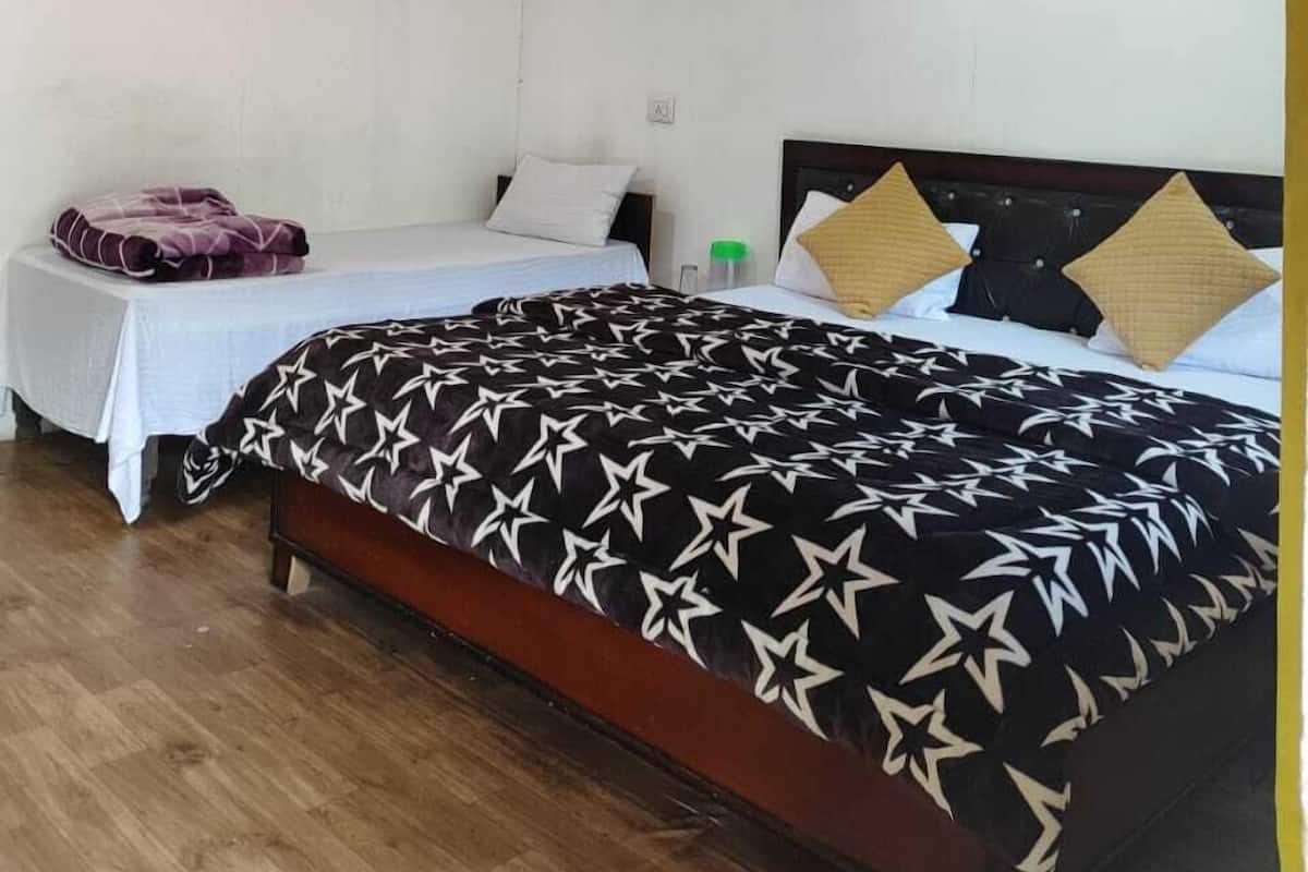 Quarto Triplo | Camas desdobráveis, roupa de cama fornecida