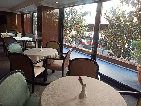 Pequeno-almoço tipo buffet diário incluído 