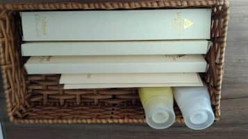 Toalhas fornecidas, papel higiénico