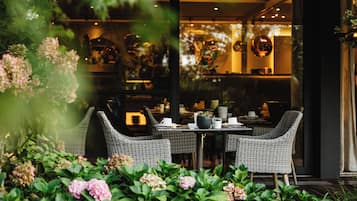 Café da manhã com buffet grátis todos os dias