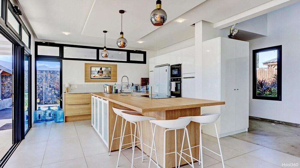 Charming Villa with AC and infinity mirror pool in fabulous Saint ...