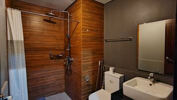 Condo com design assinado, 1 quarto, para não fumantes, cozinha | Banheiro | Chuveiro, produtos de toalete grátis, toalhas de banho, sabonete