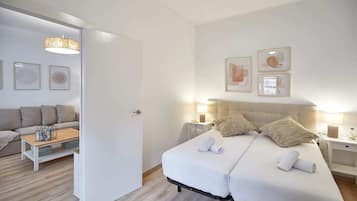 Apartamento Deluxe, 4 quartos, varanda | Ferro/tábua de engomar