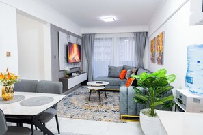 Apartamento Superior, 2 quartos, varanda, Vista para a cidade | Refeições no quarto