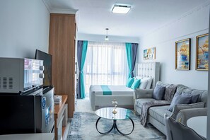 Estúdio Superior, 1 cama king-size, casa de banho privativa, Vista para a cidade | Cofre com capacidade para portátil, secretária 