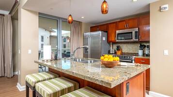 Apartamento em Condomínio Fechado (4 Bedrooms) | Cozinha privada | Um micro-ondas, um forno, uma máquina de lavar louça