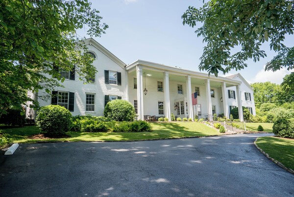 Historic General Lewis Inn - White Sulphur Springs, WV
