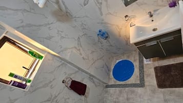 Apartamento, sacada, vista para a cidade | Banheiro