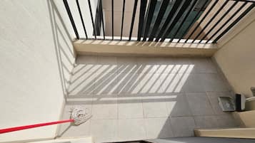 Apartamento, sacada, vista para a cidade | Terraço/pátio