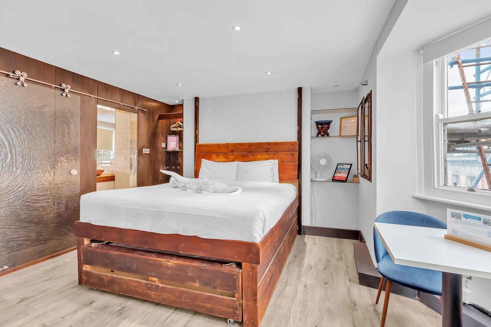 Grafton Copper | By My Getaways - Brighton | Vrbo
