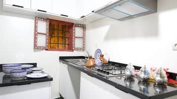 Geladeira, micro-ondas, cooktop, cafeteira/chaleira