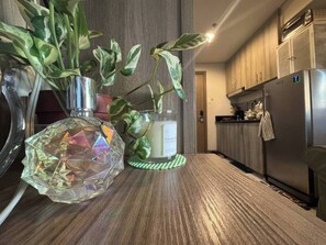 Condo com design assinado, 1 quarto, para não fumantes, cozinha | Cozinha privada | Geladeira, talheres/pratos/utensílios de cozinha, especiarias