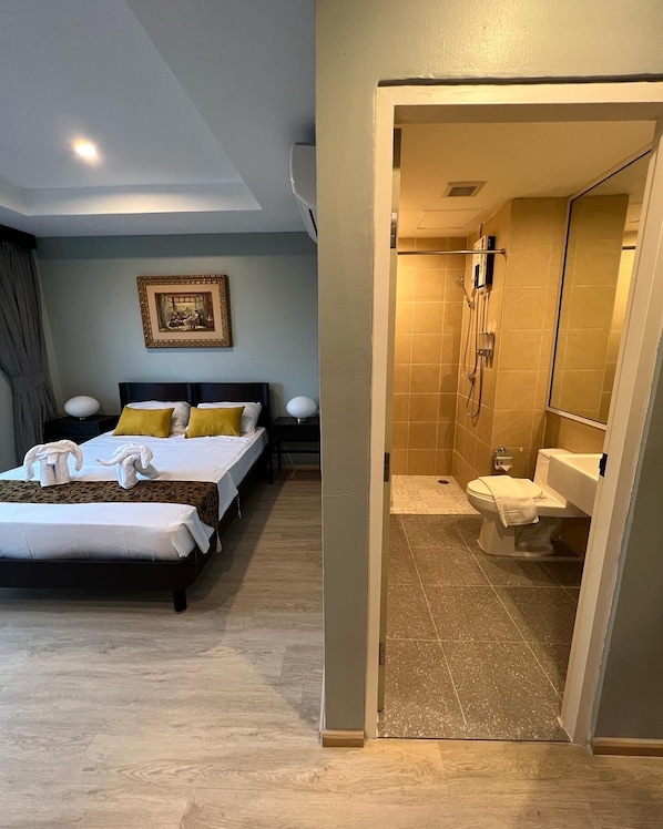 Quarto Superior, varanda, vista para a montanha | Cofre no quarto, secretária, cortinas/cortinados opacos