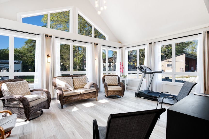 Luxury Farmhouse With Tennis/ Basketball Court, Home Theater, Outdoor Hottub. - Ontario