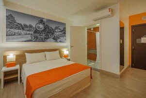 Quarto Duplo Standard, 1 cama de casal, adaptado para pessoas com dificuldades de mobilidade | Cofre no quarto, secretária