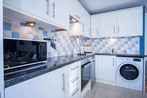Apartamento (2 Bedrooms) | Cozinha privada | Um micro-ondas, um forno, uma placa de cozinha 