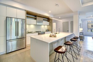 Condo luxo, vista para a montanha | Cozinha privada | Geladeira grande, micro-ondas, fogão, cooktop