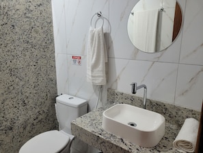 Suíte clássica, para não fumantes | Banheiro | Chuveiro, toalhas de banho, sabonete, papel higiênico