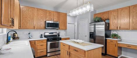 Casa, várias camas, pátio, vista para o jardim (Pickerington Haven) | Cozinha privada | Um frigorífico, um micro-ondas, um forno, uma placa de cozinha