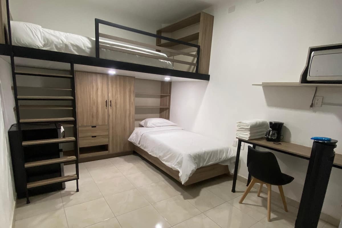 Apartamento Básico | Secretária, secretária adequada para computadores portáteis