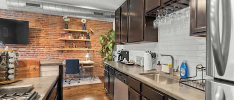 Apartamento em Condomínio Fechado, 1 cama queen-size, cozinha (Short North Lounge) | Cozinha privada | Um frigorífico, um micro-ondas, um forno, uma placa de cozinha