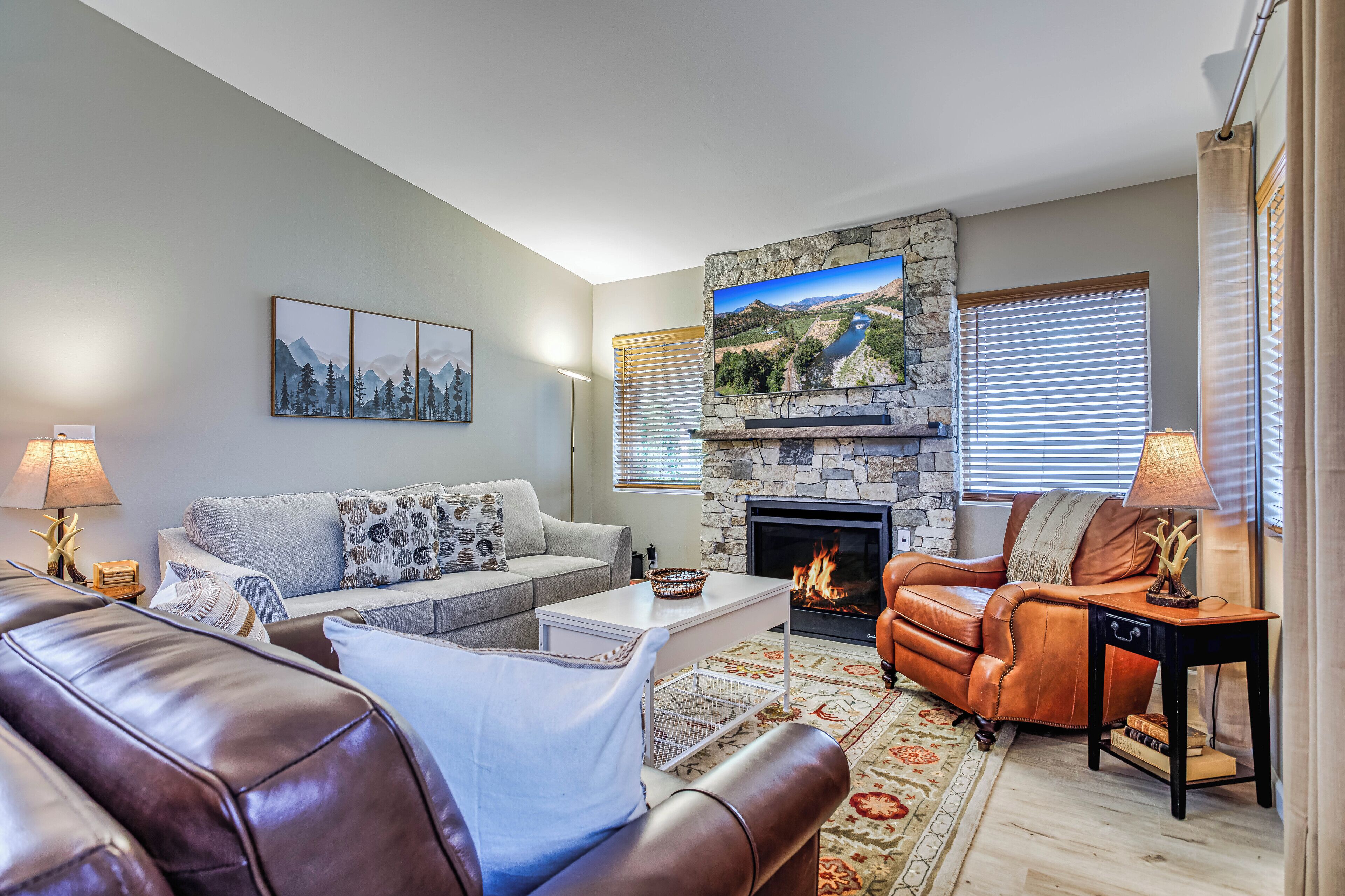 Upscale Modern Top-floor Condo, Walk To Town, Free Parking, Central Location! - Leavenworth, WA