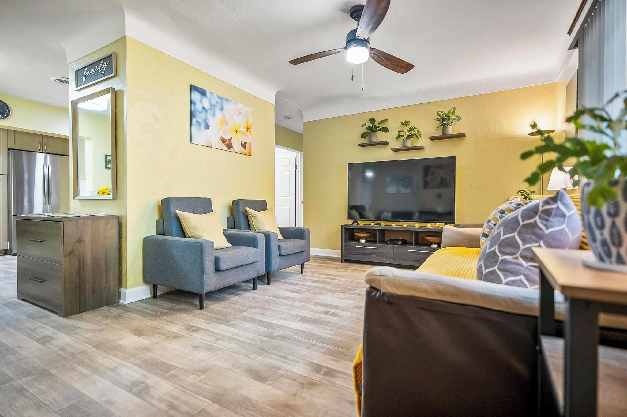 Cozy 3br Home + Fully Fenced Yard In St. Pete - St. Petersburg