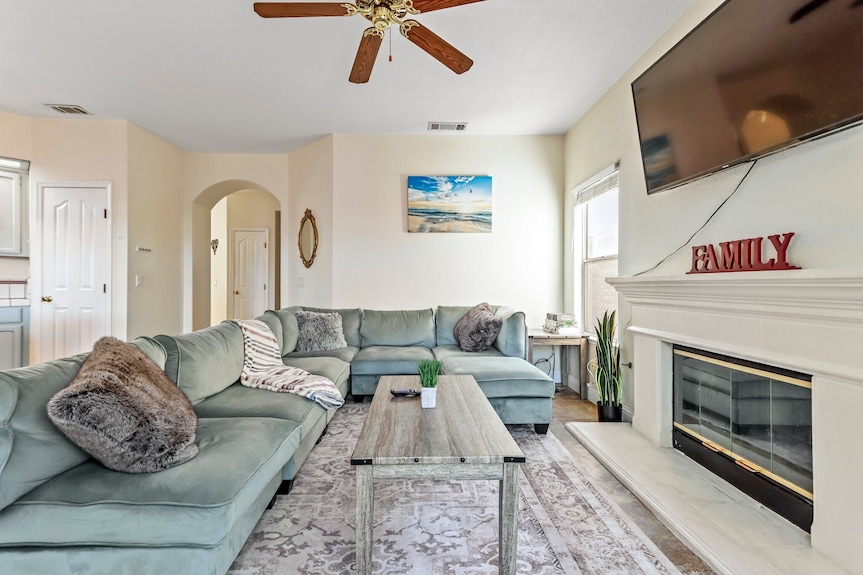 Spacious 5bd 3br Home With Pool Table & Air Hockey Table In Safe Neighborhood - Elk Grove