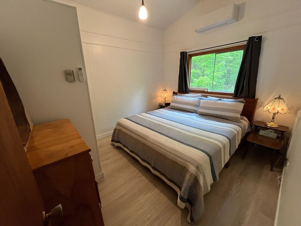 Lower Beverley Lake Beautifully renovated 3 bedroom 4 season lakeside ...