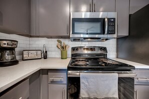 Apartamento, 1 quarto | Cozinha privada | Um frigorífico, um forno, uma cafeteira/bule, uma torradeira 