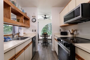 Apartamento em Condomínio Fechado, 1 quarto | Cozinha privada | Um frigorífico, um forno, uma cafeteira/bule, uma torradeira 