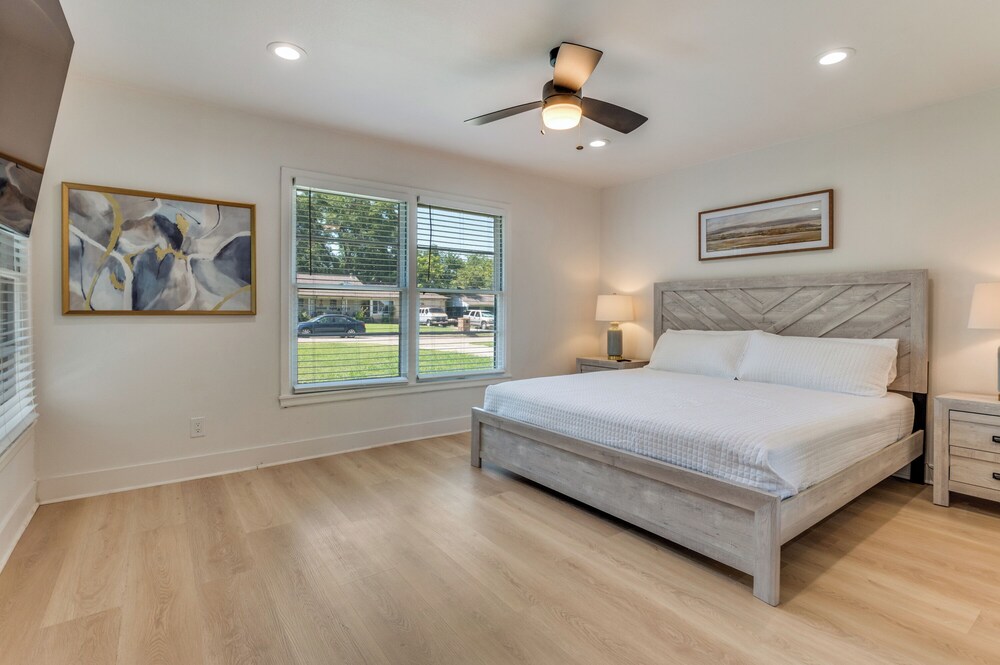 Game Day Oasis Hot Tub I Pool table I Mini Golf - Arlington | Vrbo