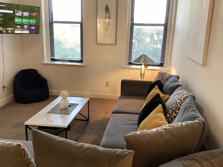 Stylish Bedroom Escape-warm & Relaxing Ambiance In Lovely Greensboro With Ac - Greensboro, NC