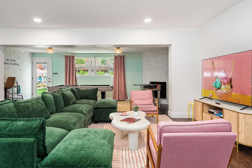 Unique 6 Br Ice Cream Villa, Heated Pool, 15mins To Clearwater Beach, Pickleball - Largo, FL