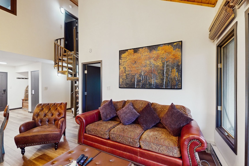 Spacious Condo W/ Full Kitchen, Shared Hot Tub & Perfect Location - 海狸溪