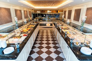 Café da manhã com buffet grátis todos os dias
