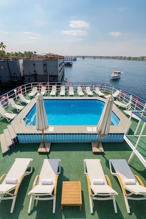 Piscina exterior, guarda-sóis, espreguiçadeiras