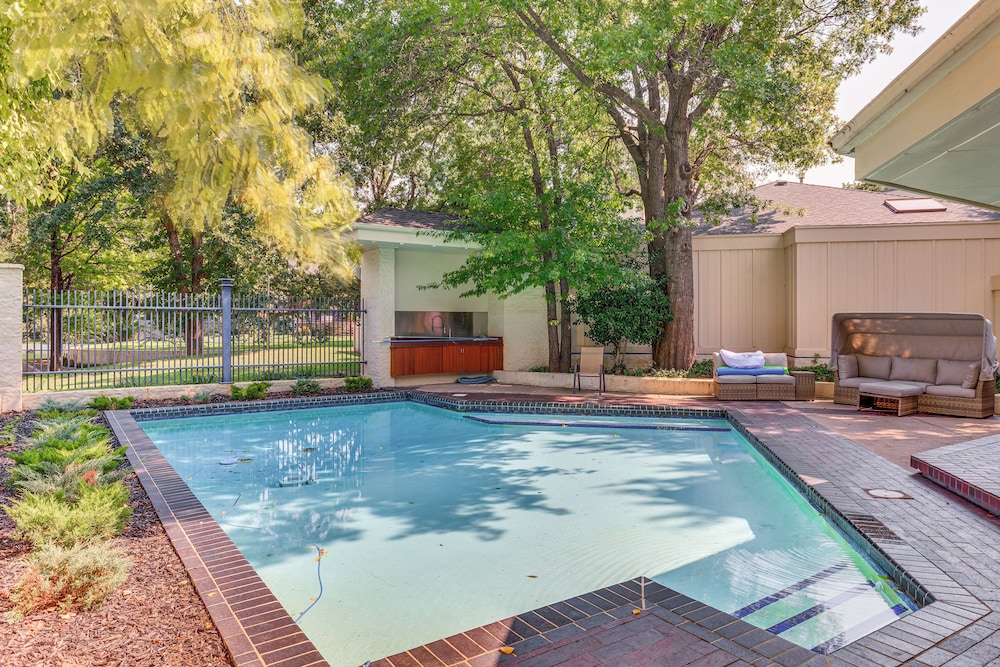 1 Mi To Ou! Group Getaway W/ Game Room, Pool - Norman, OK