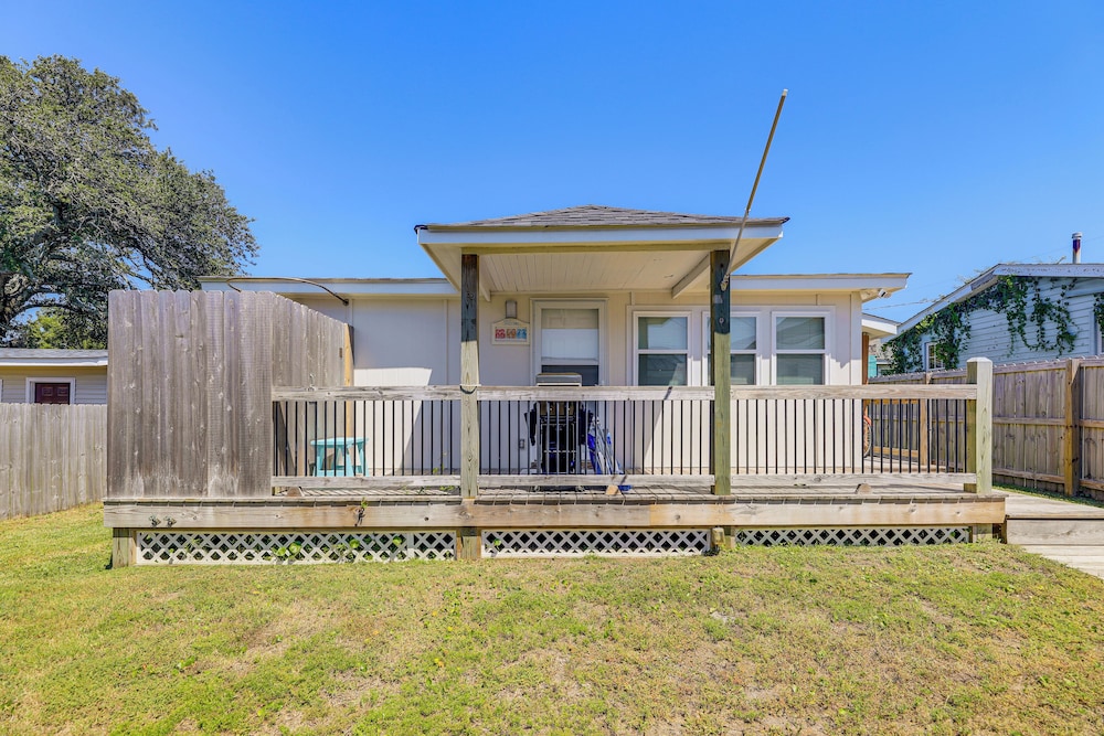 Fenced Yard, Walkable Location: Cozy Beaufort Home - North Carolina