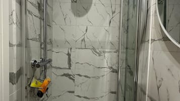 Um polibã, artigos de higiene pessoal grátis, um secador de cabelo