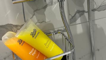 Um polibã, artigos de higiene pessoal grátis, um secador de cabelo