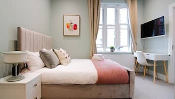 Apartamento Empresarial, casa de banho anexa, Vista para a cidade (1) | Secretária, secretária adequada para computadores portáteis