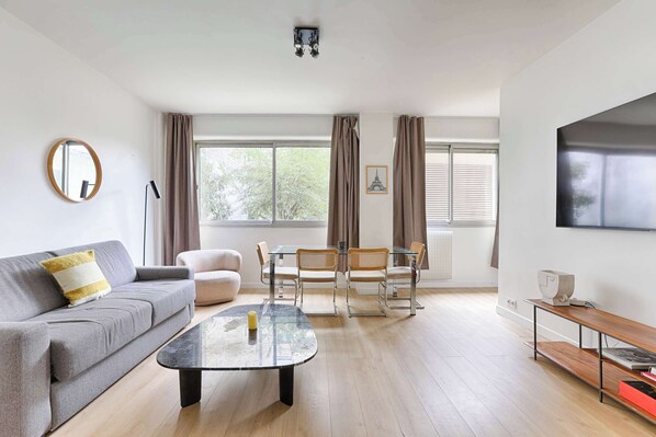 Appartement de charme proche de la Tour Eiffel 1BR Reviews, Deals ...