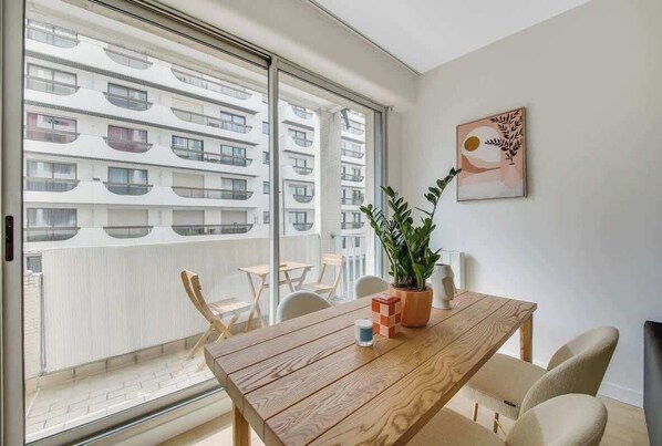 Appartement de charme proche de la Tour Eiffel 2BR Reviews, Deals ...